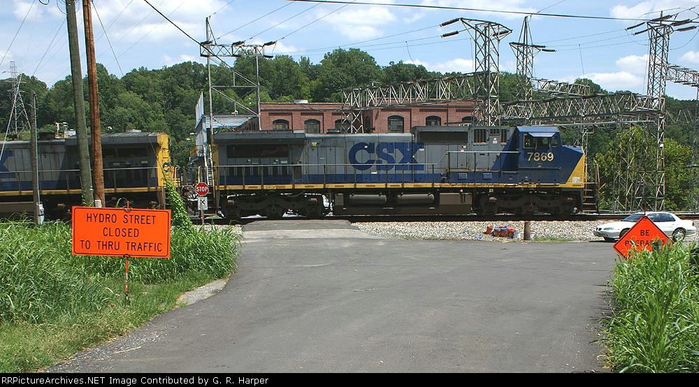 340 - CSXT 7869 eastbound on the T31425 ]t Hydro and Old Trent's Ferry Rds.